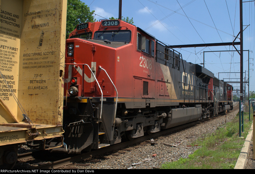 CN ES44DC 2308 trails on Q418-21